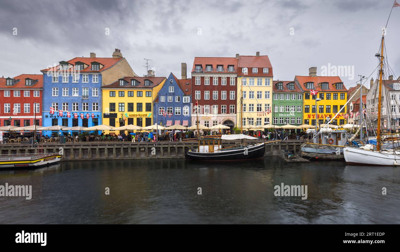 Beautiful colorful buildings in Nyhavn Quarter in Copenhagen, Denmark ...