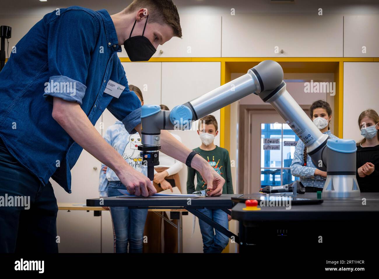 The talent development project JUNIORDOKTOR offers young people and ...