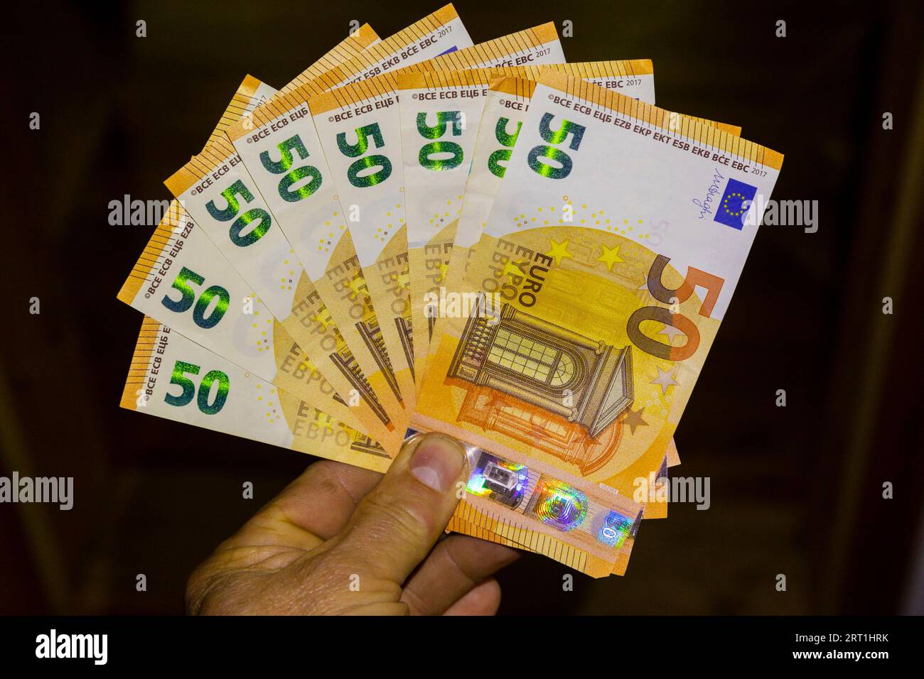 Foreign notes hand hi-res stock photography and images - Alamy
