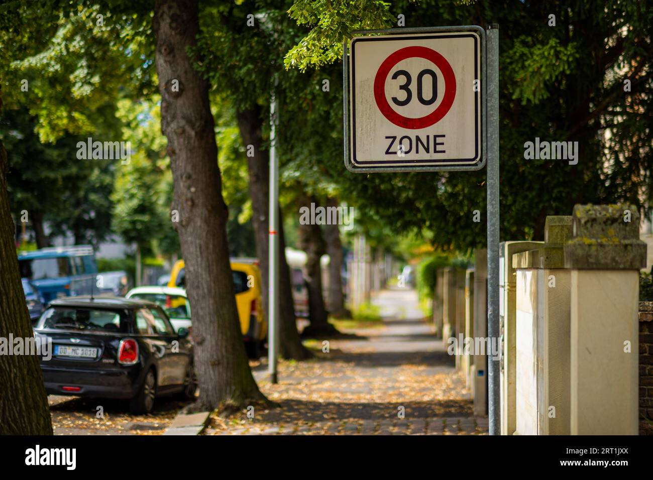 Residential area with traffic calming, through speed reduction to 30 ...