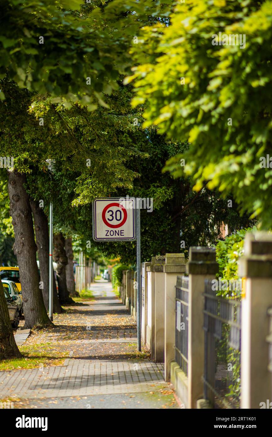Residential area with traffic calming, through speed reduction to 30 ...