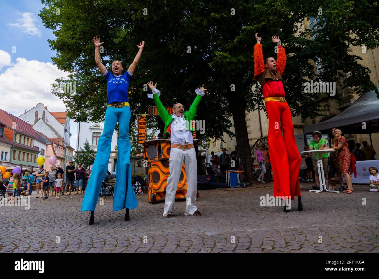 Actors, artists, clowns, fire artists and music bands transformed the ...