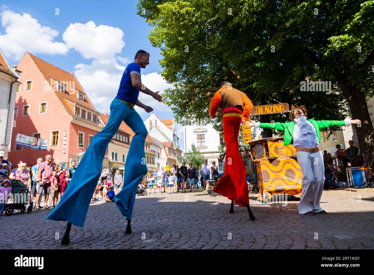 Actors, artists, clowns, fire artists and music bands transformed the ...
