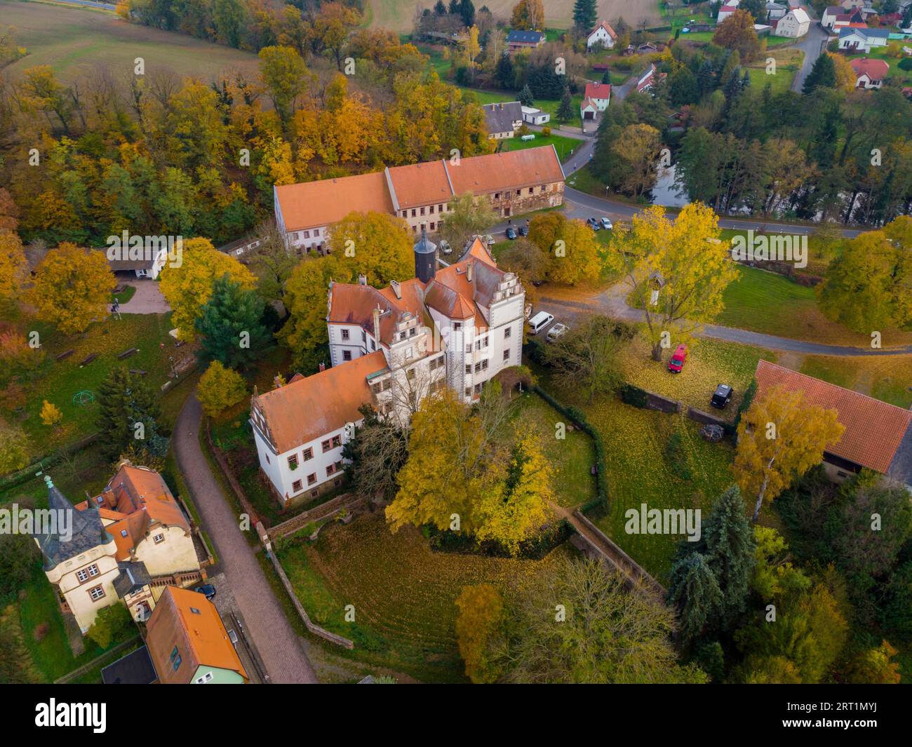 The Podelwitz moated castle is located directly on the Freiberger Mulde ...