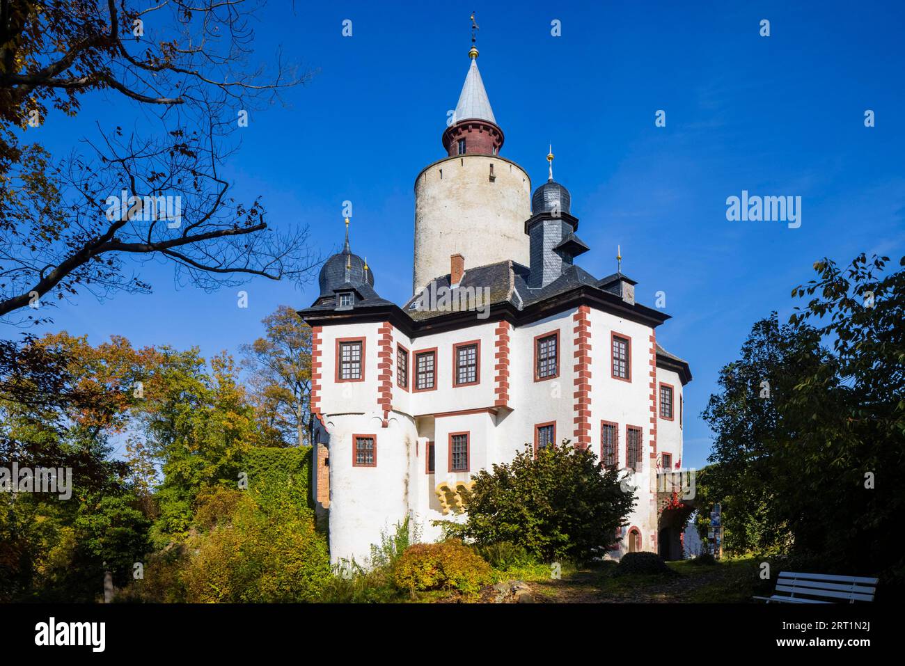 Posterstein Castle, which is over 800 years old, is located in the border triangle of Thuringia ...