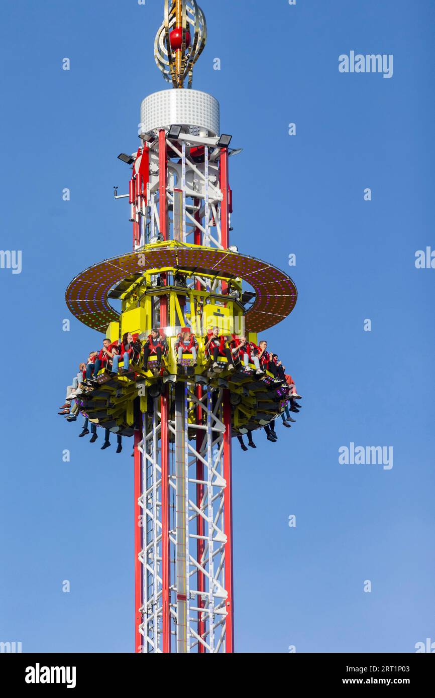 Freefall Extreme The world's largest mobile freefall tower will be in ...