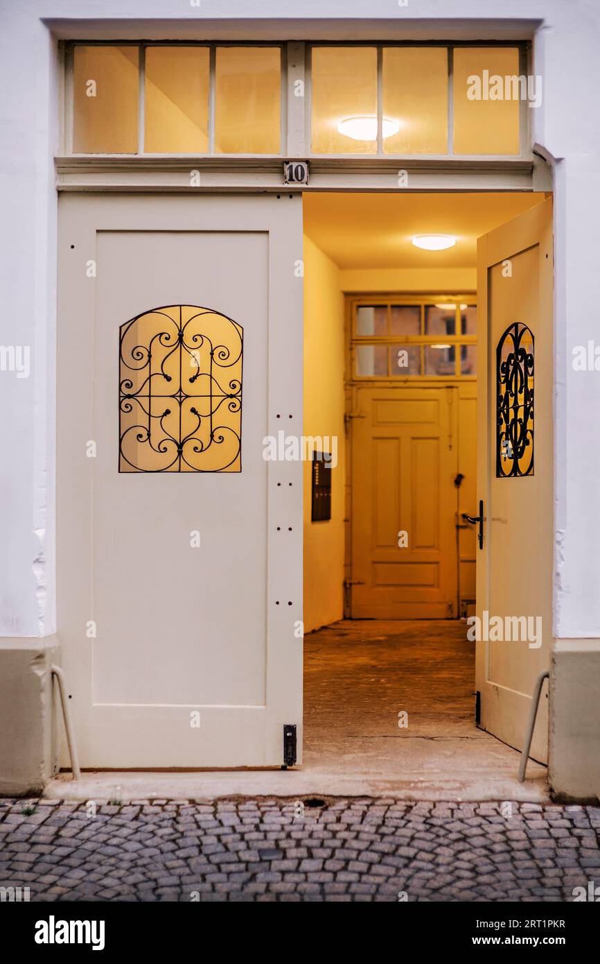 The open front door Stock Photo - Alamy