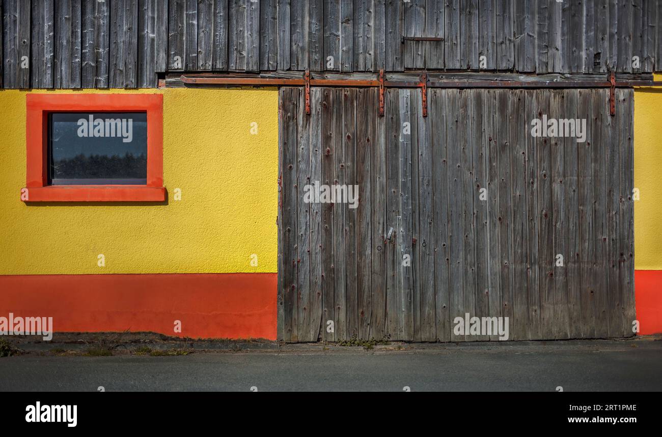 The old barn door Stock Photo - Alamy