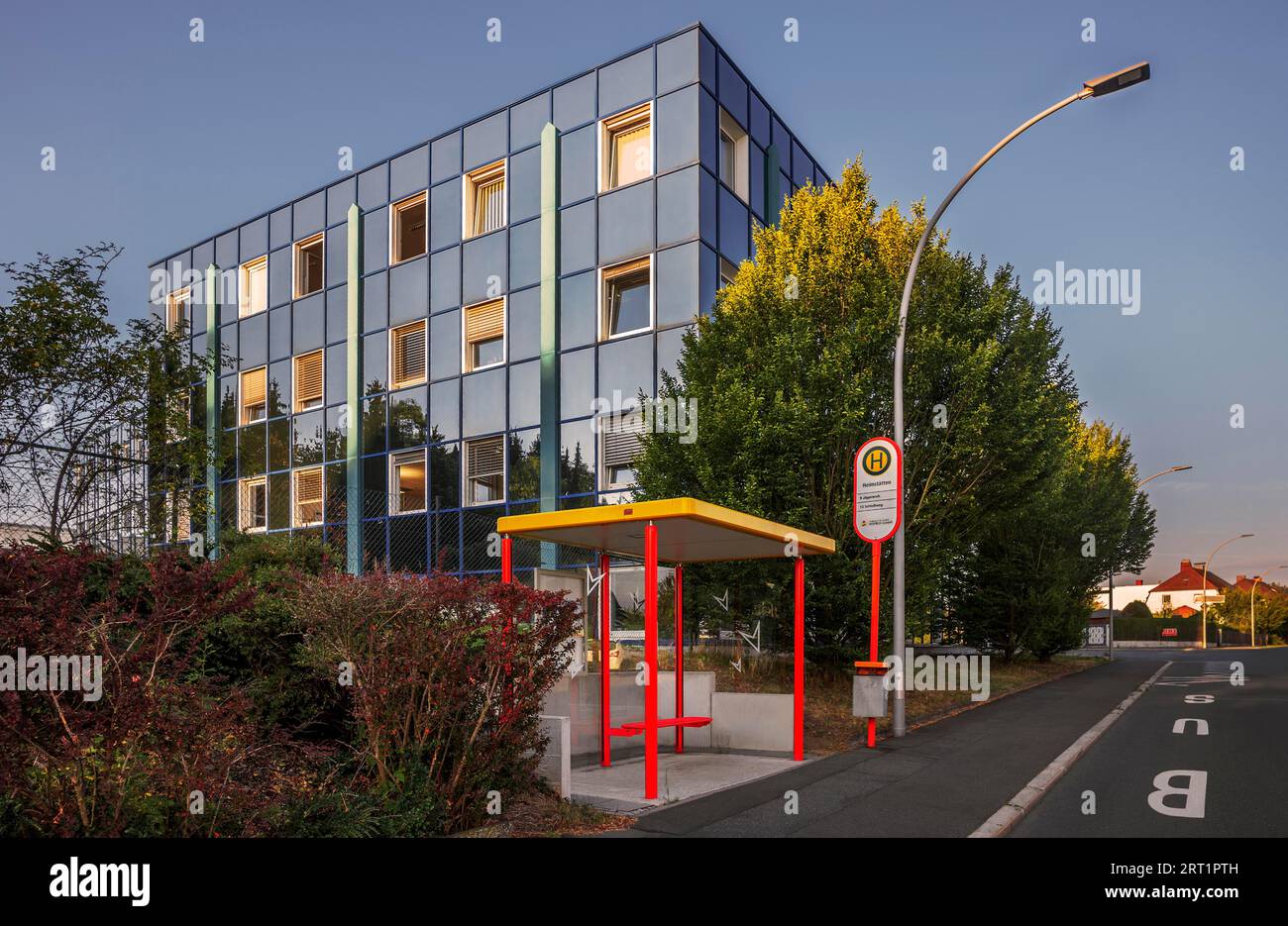 Bus stop bin hi-res stock photography and images - Alamy