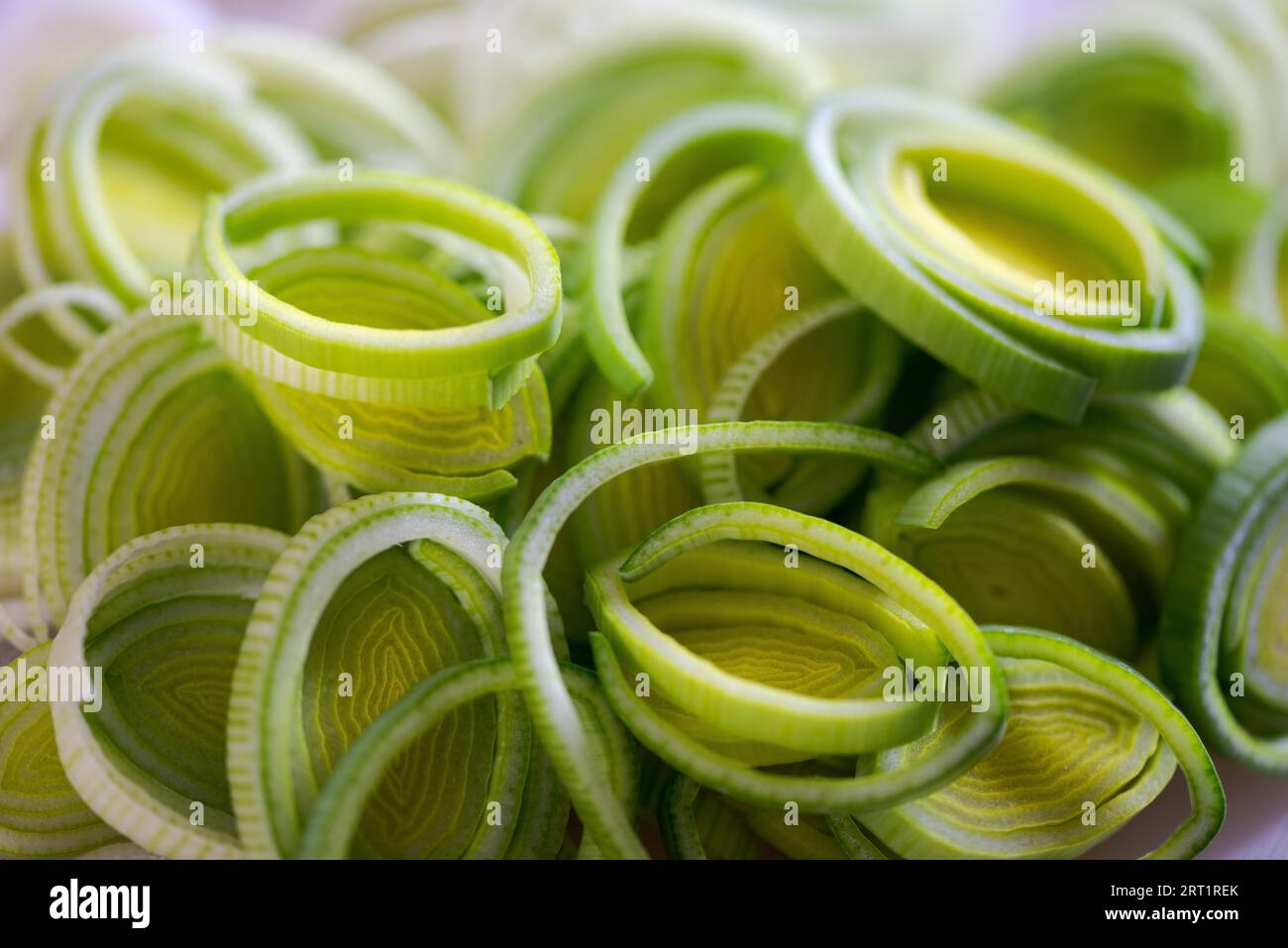 Full frame shot of fresh garden leek cut up in rings Stock Photo - Alamy