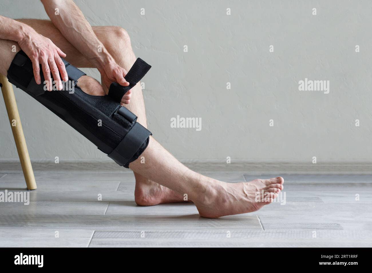 Knee pain man chair hi-res stock photography and images - Alamy