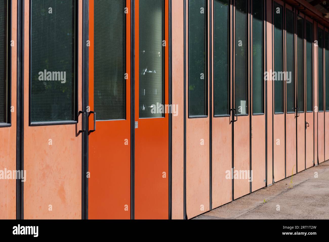 Red sliding doors hi-res stock photography and images - Alamy