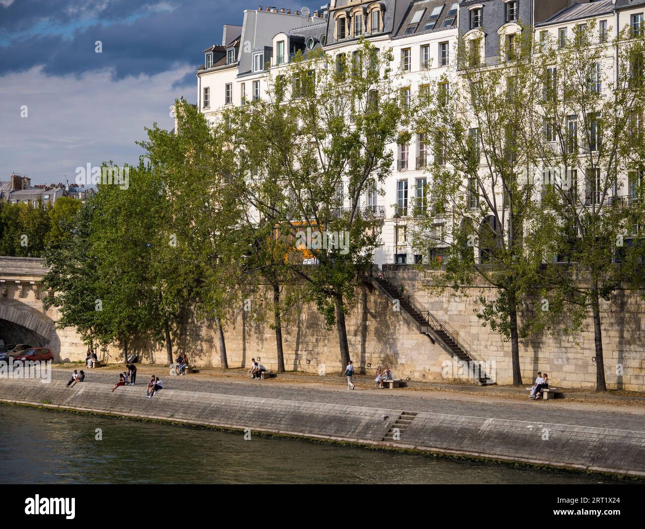 People relaxing on the River Seine River Bank, Île Saint-Louis, Island in the Seine, Paris ...