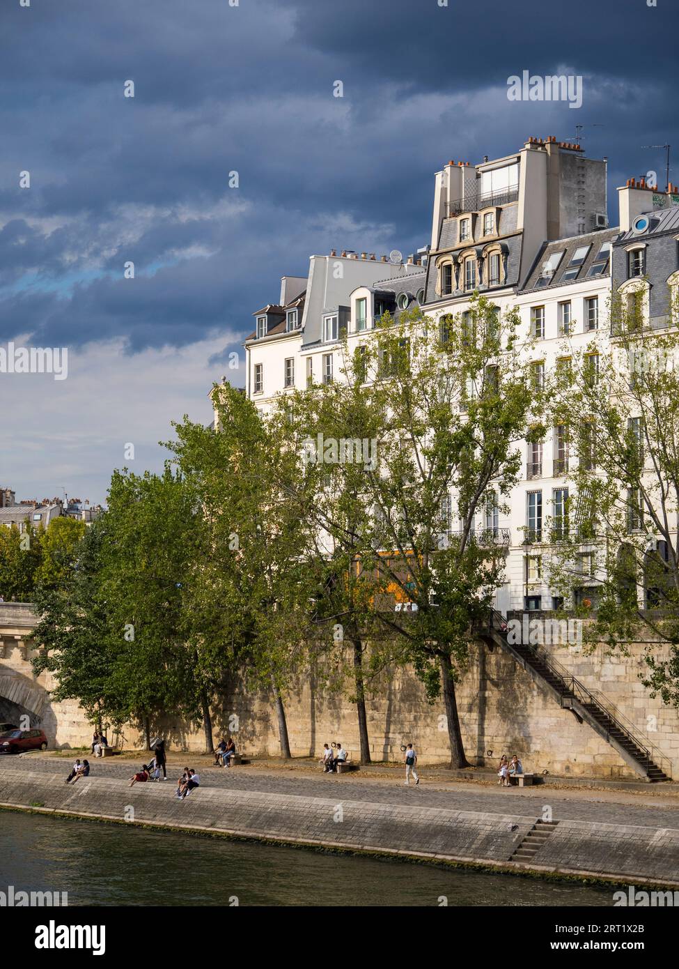 People relaxing on the River Seine River Bank, Île Saint-Louis, Island in the Seine, Paris ...