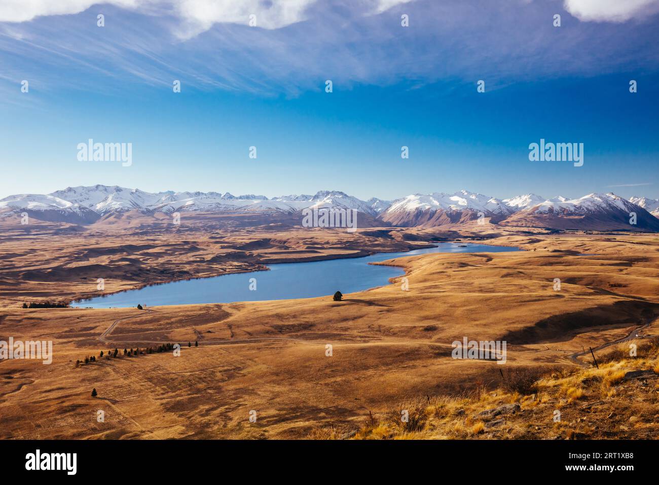 The view of the southern alps and Lake Alexandrina from Mt John Walkway ...
