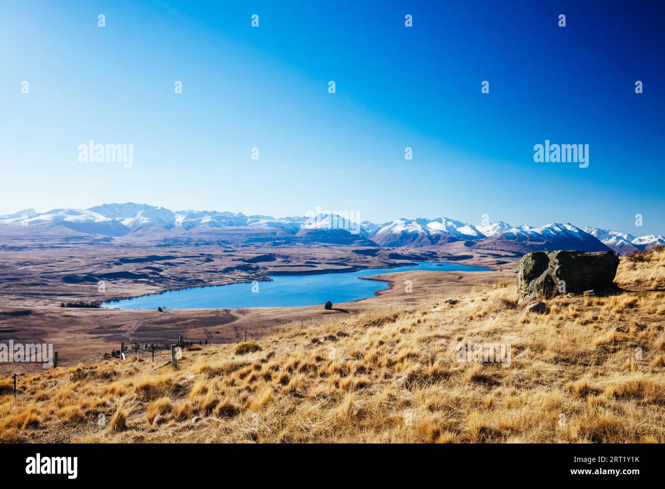 The view of the southern alps and Lake Alexandrina from Mt John Walkway ...