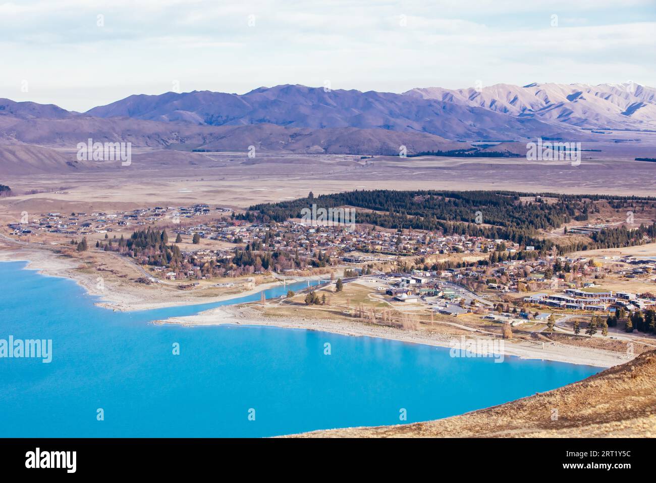 The view over the town of Tekapo from Mt John Walkway and observatory ...