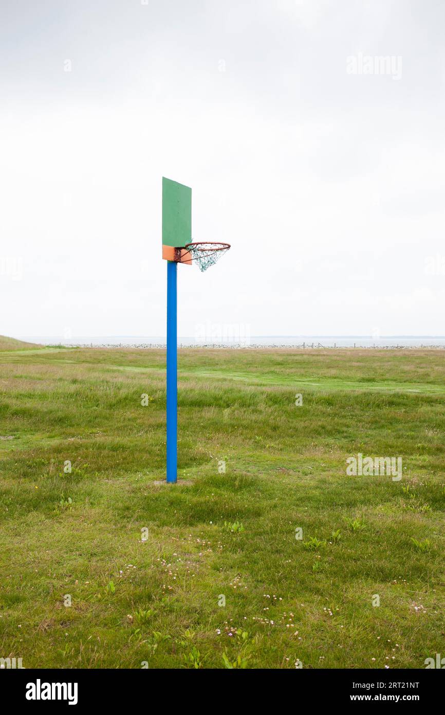 Lonely basketball hoop hi-res stock photography and images - Alamy