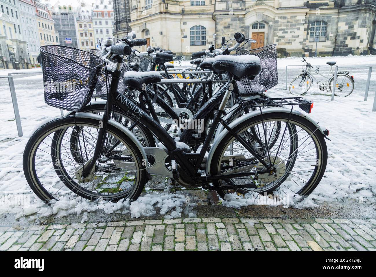 Snowed bicycles hi-res stock photography and images - Alamy