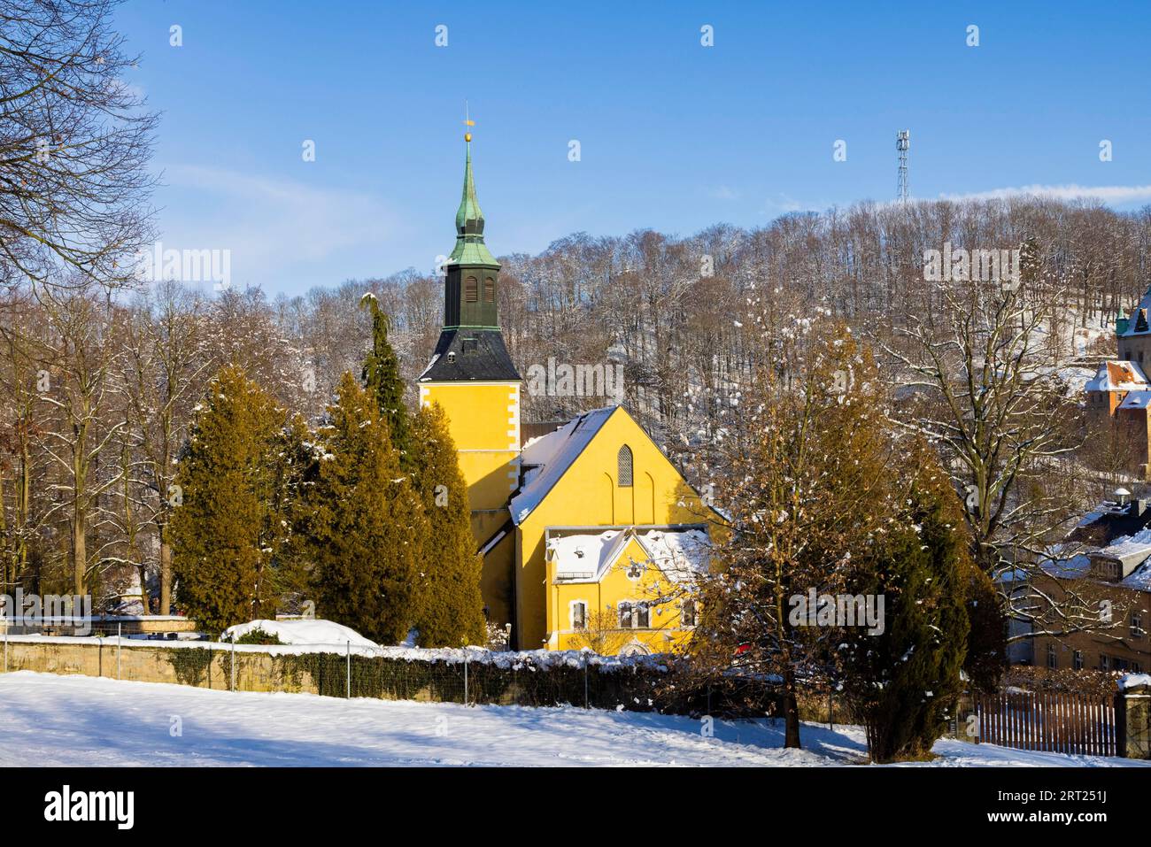 Opposite Kuckuckstein Castle rises the 500-year-old town church Stock ...