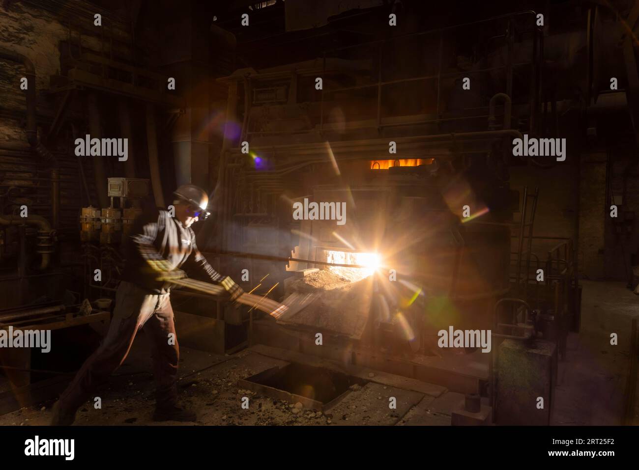 Glass processing in oven hi-res stock photography and images - Alamy