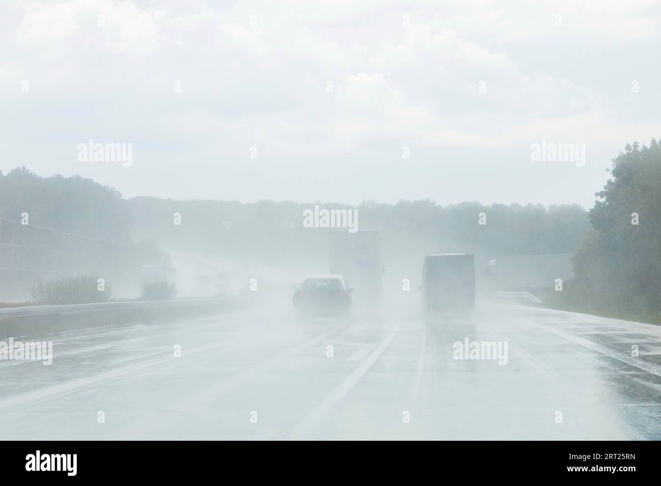 Cloudburst on the A4 motorway near Chemnitz. Many road users do not ...