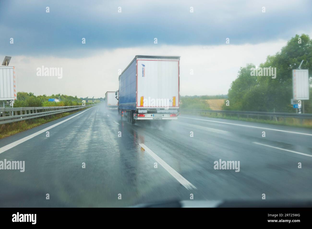 Cloudburst on the A4 motorway near Chemnitz. Many road users do not ...