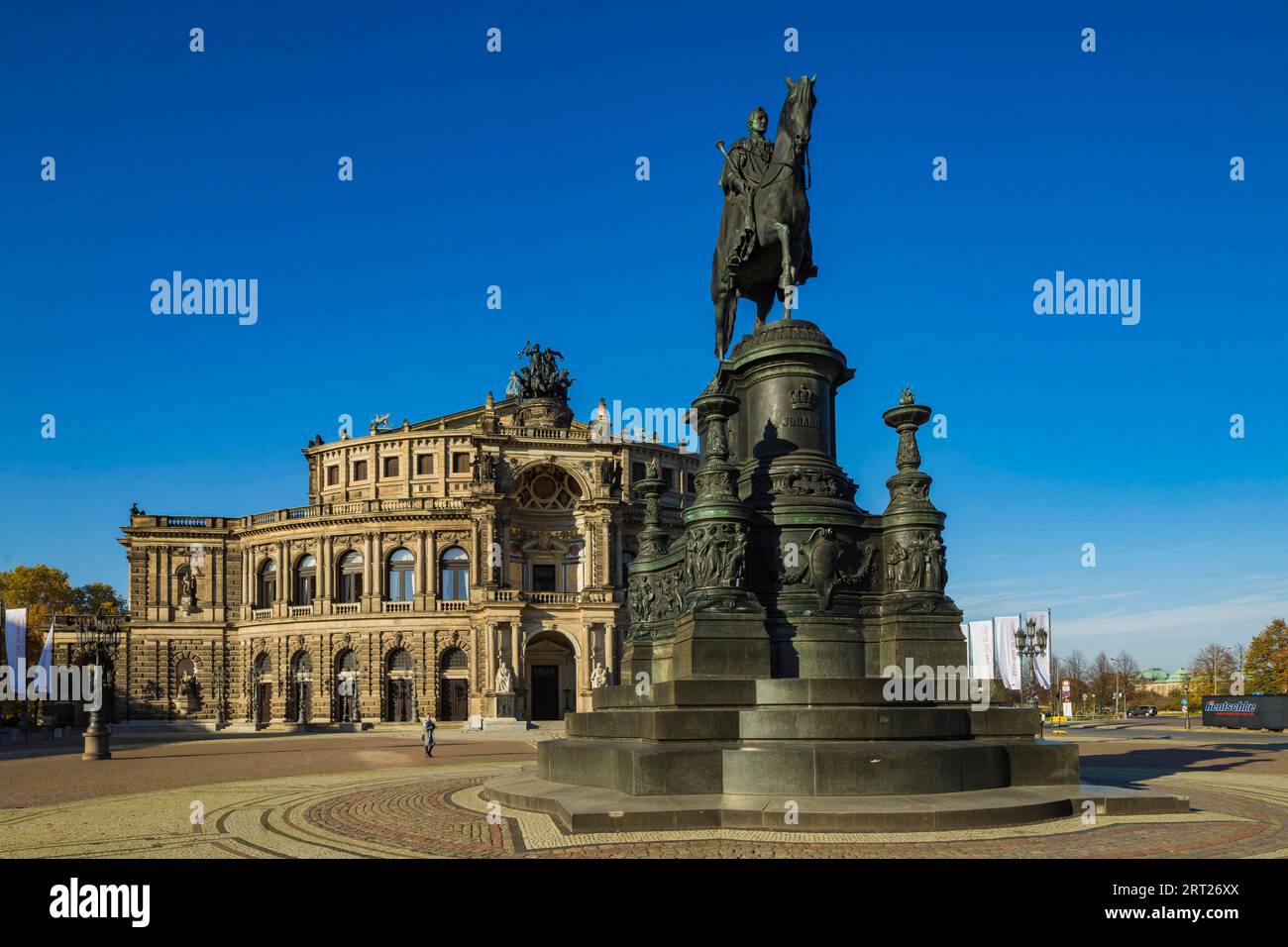 Alone statue hi-res stock photography and images - Alamy
