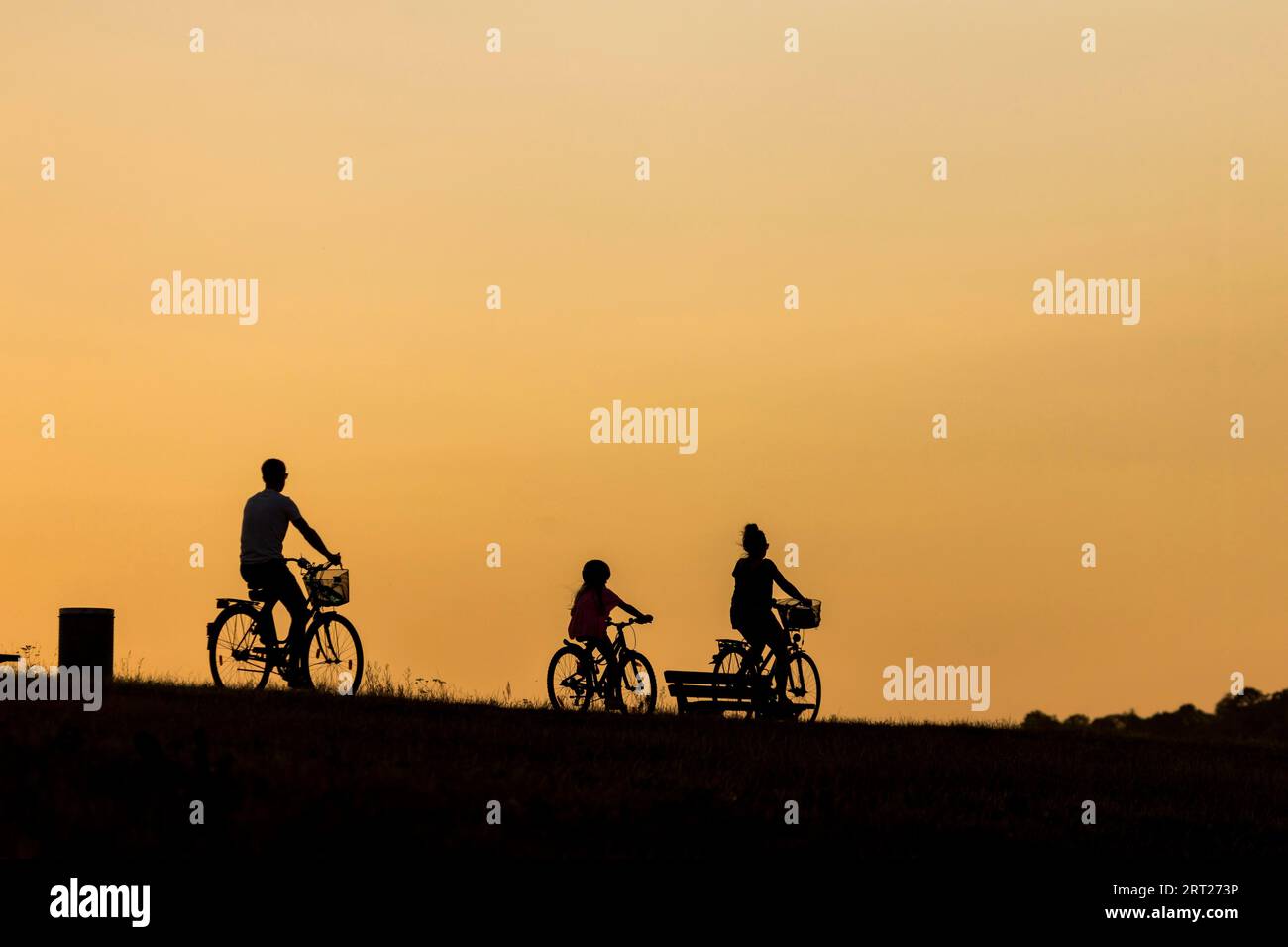 Silhouette cycle hi-res stock photography and images - Alamy