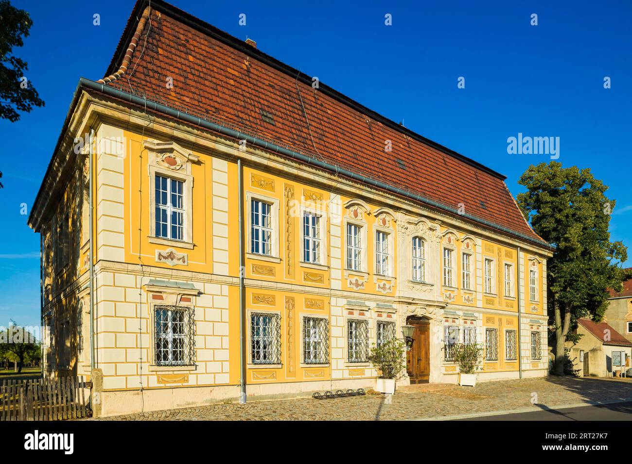 Manor lodge hi-res stock photography and images - Alamy