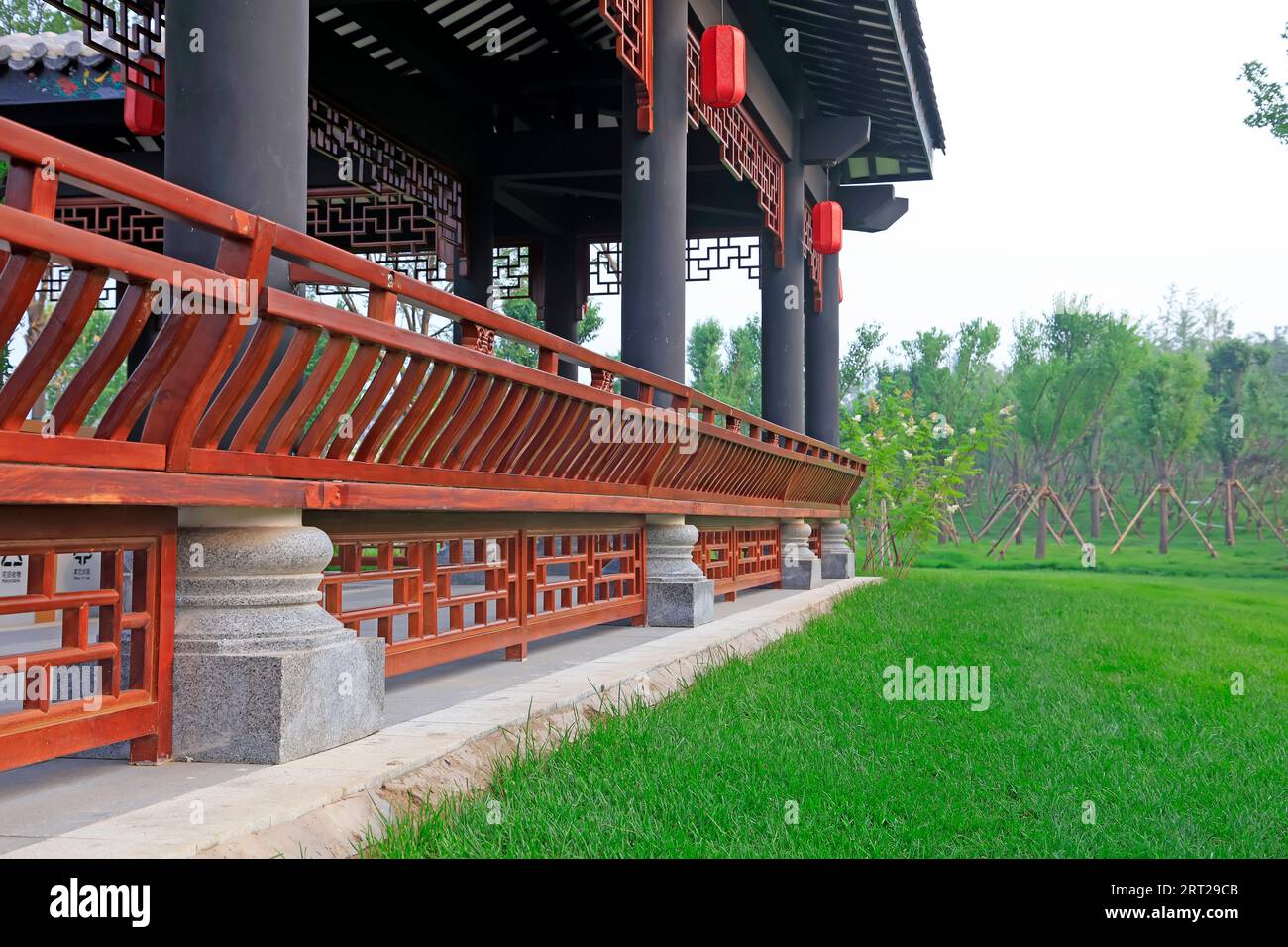 Chinese traditional architecture pillar and handrail Stock Photo - Alamy