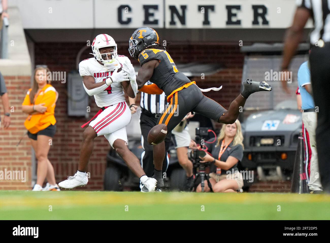 September 9, 2023: Kamal Hadden #5 of the Tennessee Volunteers breaks ...