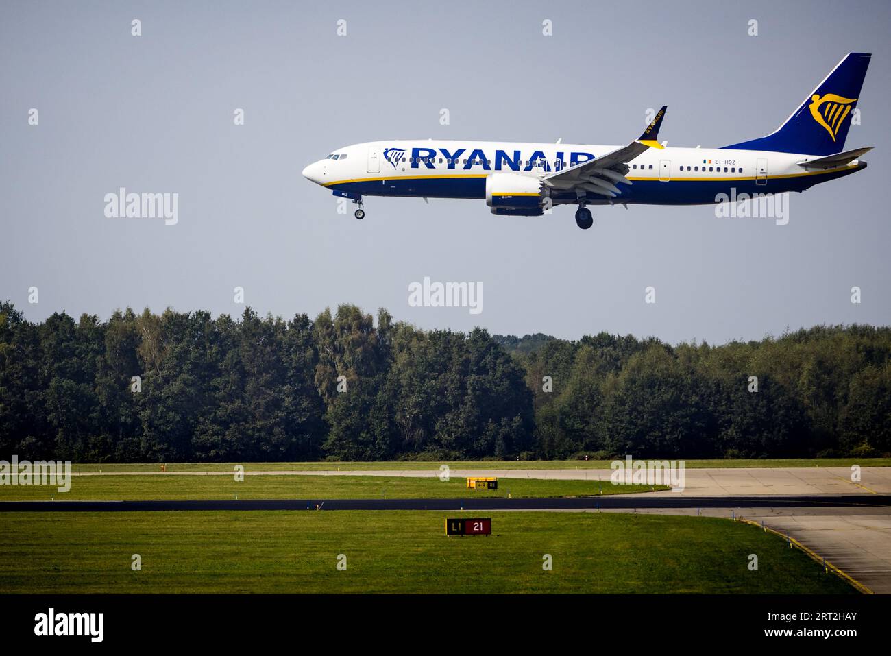 EINDHOVEN - Ryanair flight FR5870 arrives from Marrakech at Eindhoven ...