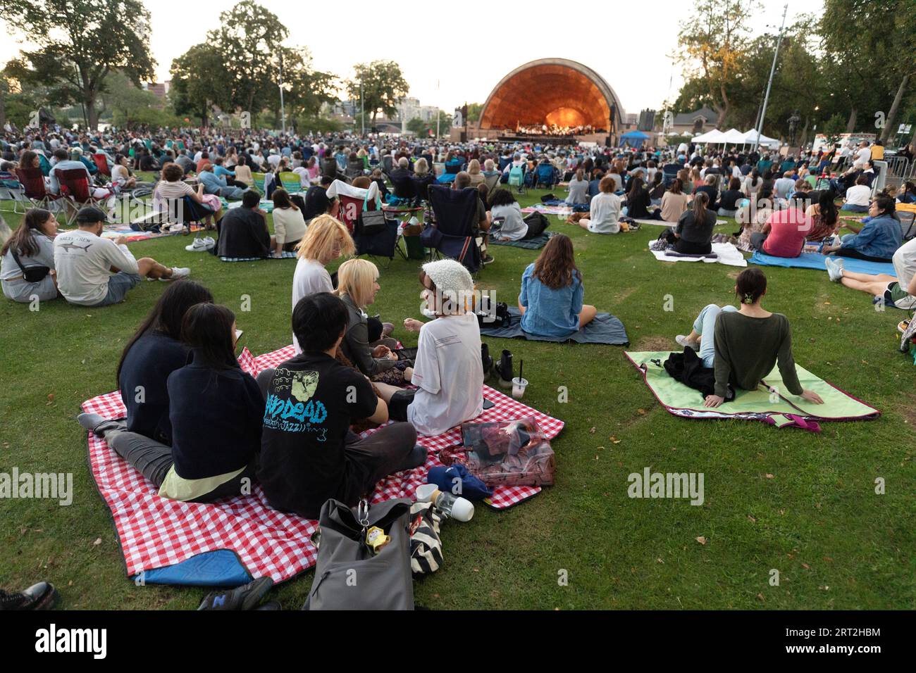 Outdoor audience seated hi-res stock photography and images - Alamy
