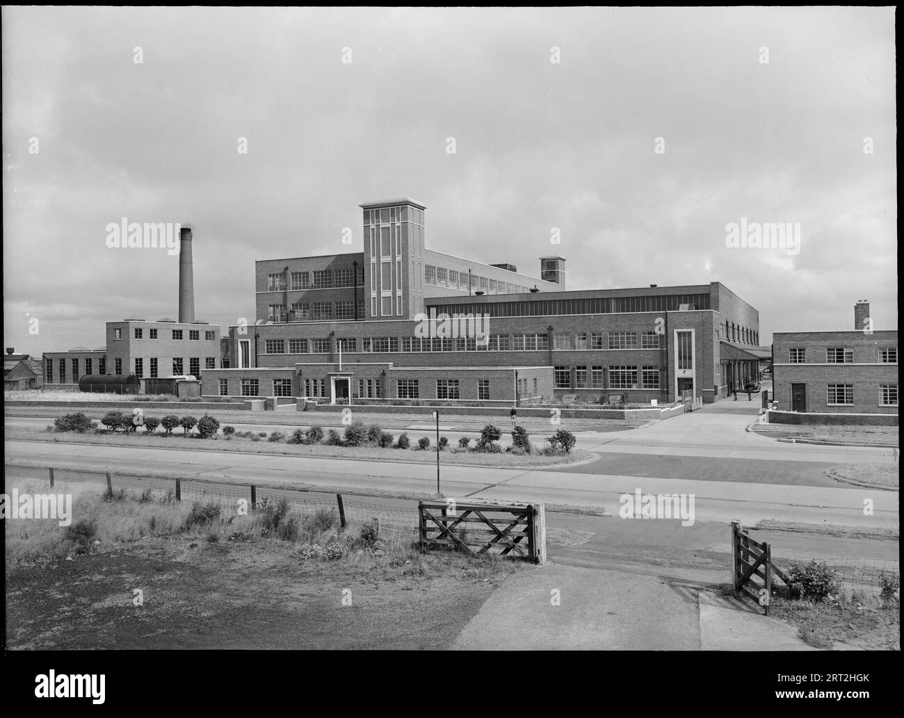 Factory 1950s britain chimney Black and White Stock Photos & Images - Alamy