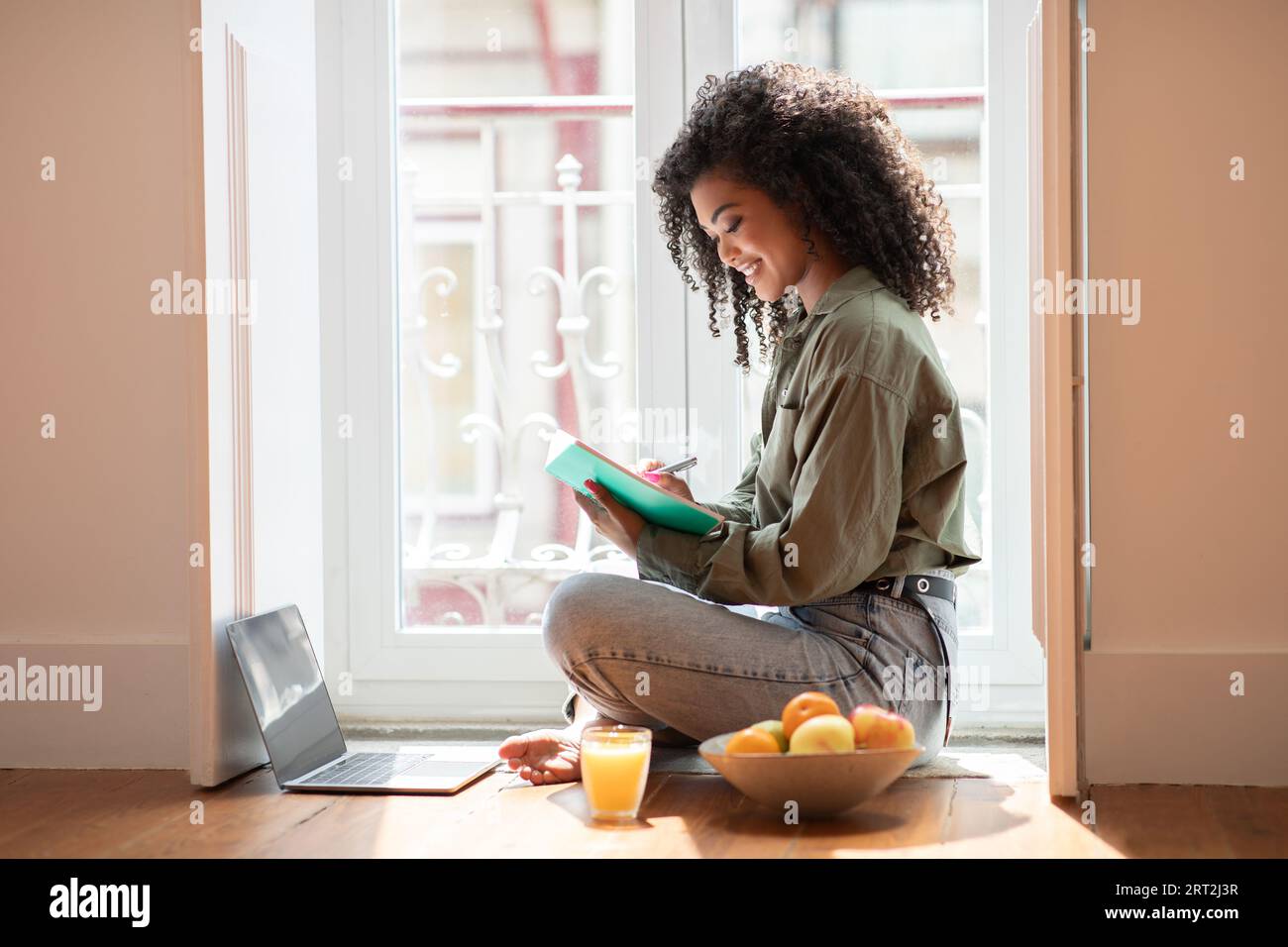 Black lady writing hi-res stock photography and images - Alamy