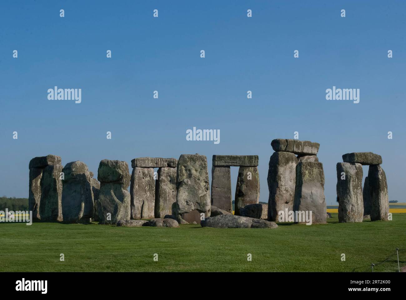 The most famous prehistoric monument in England, Stonehenge was built ...