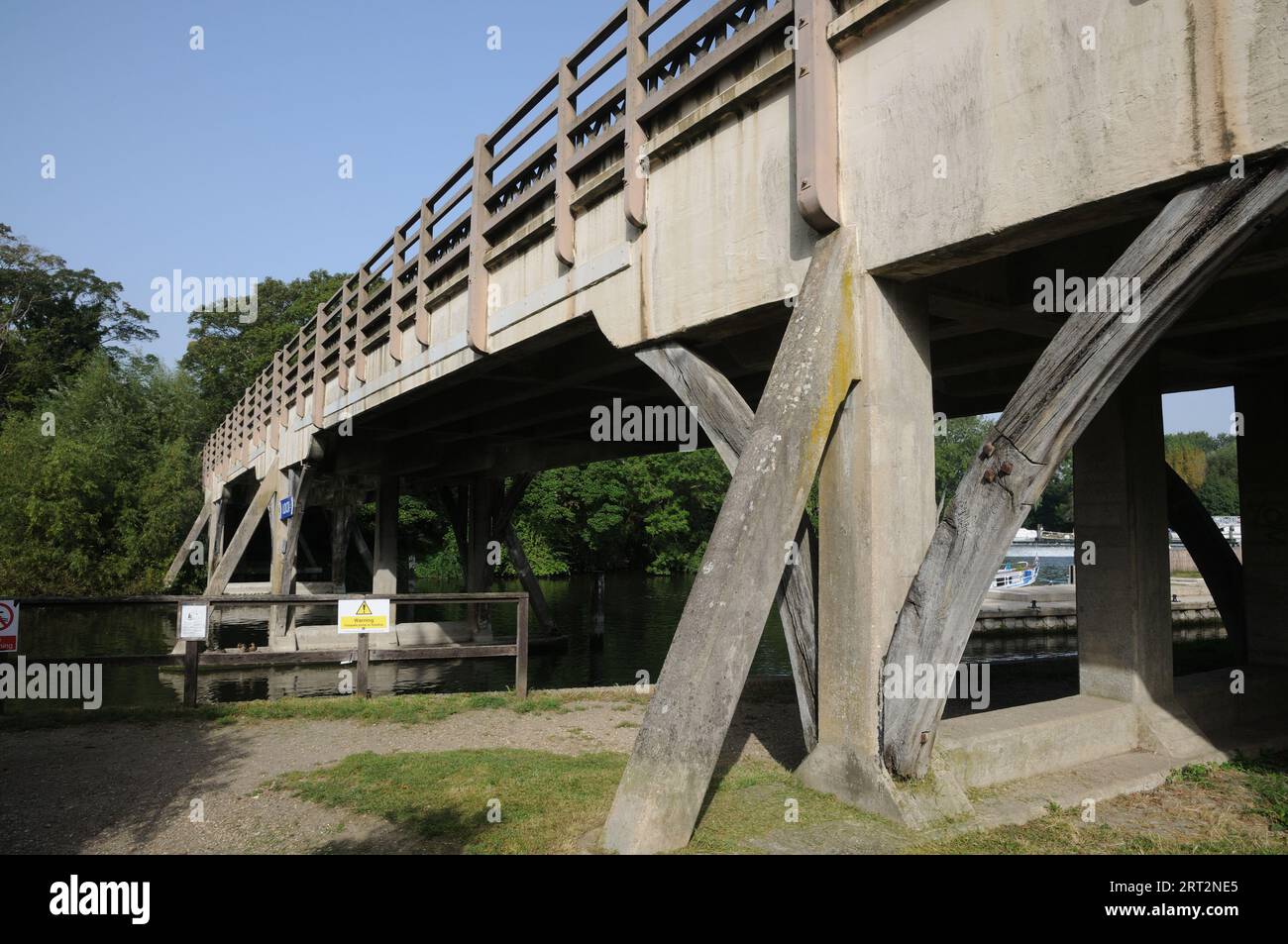 Bridge, Goring-on-Thames, Oxfordshire Stock Photo - Alamy