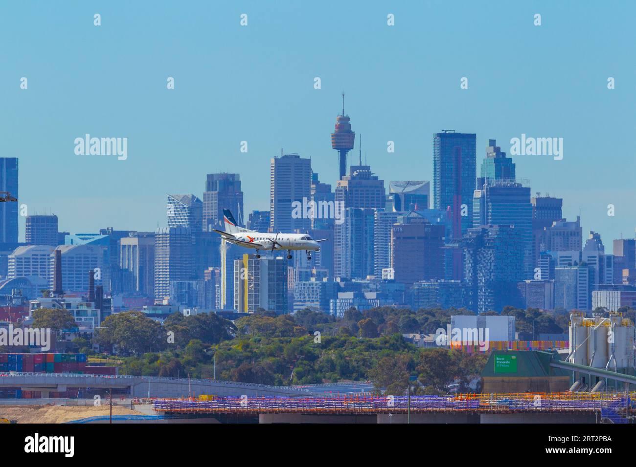 A Rex regional Express aircraft descending to land at Sydney (Kingsford ...