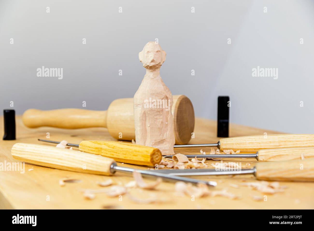 Wood sculpting: Hobelbank mit Beitel, Hohl- und Schnitzelbeitel ...