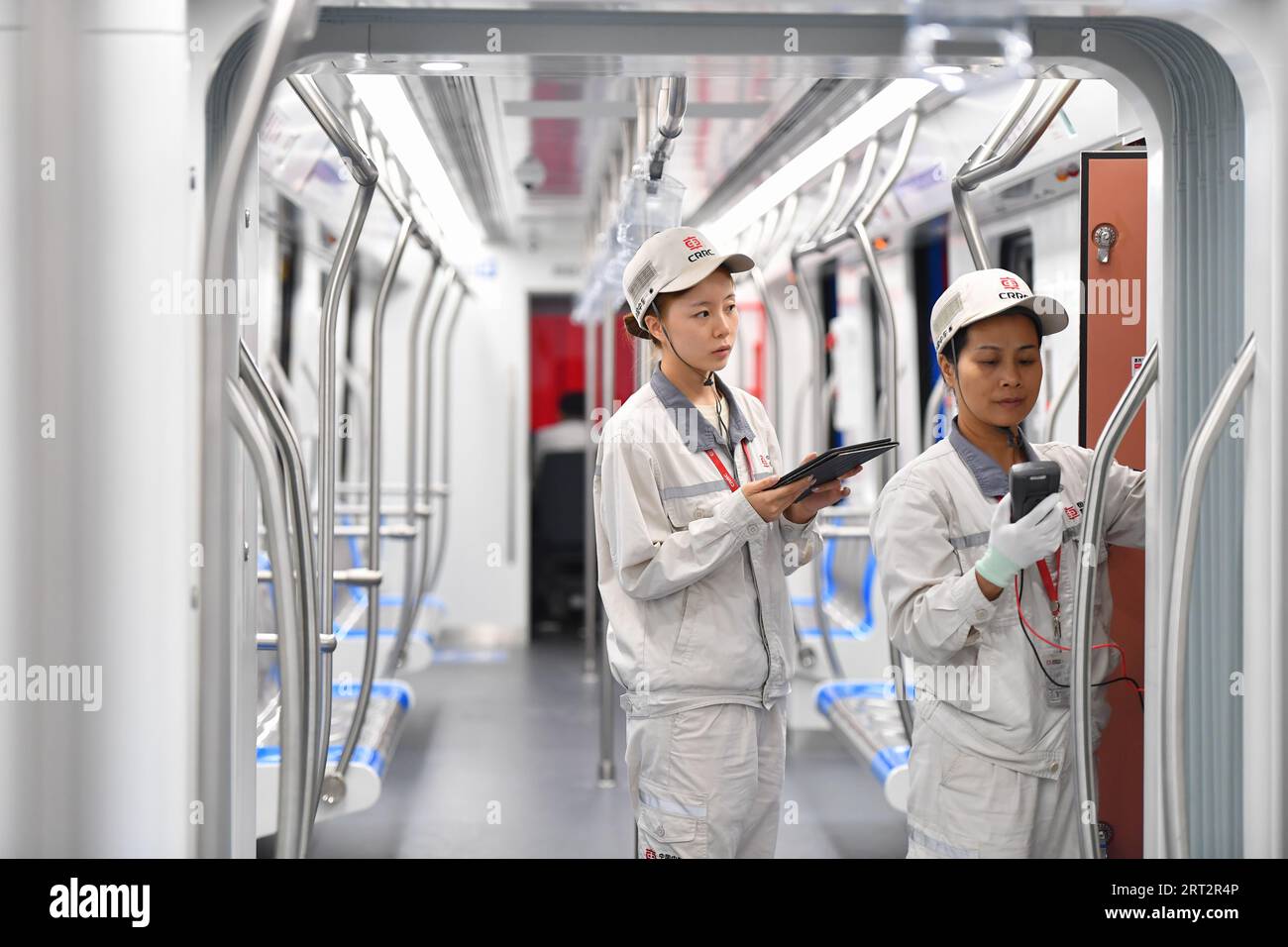 Zhuzhou, China's Hunan Province. 9th Sep, 2023. Workers inspect the ...