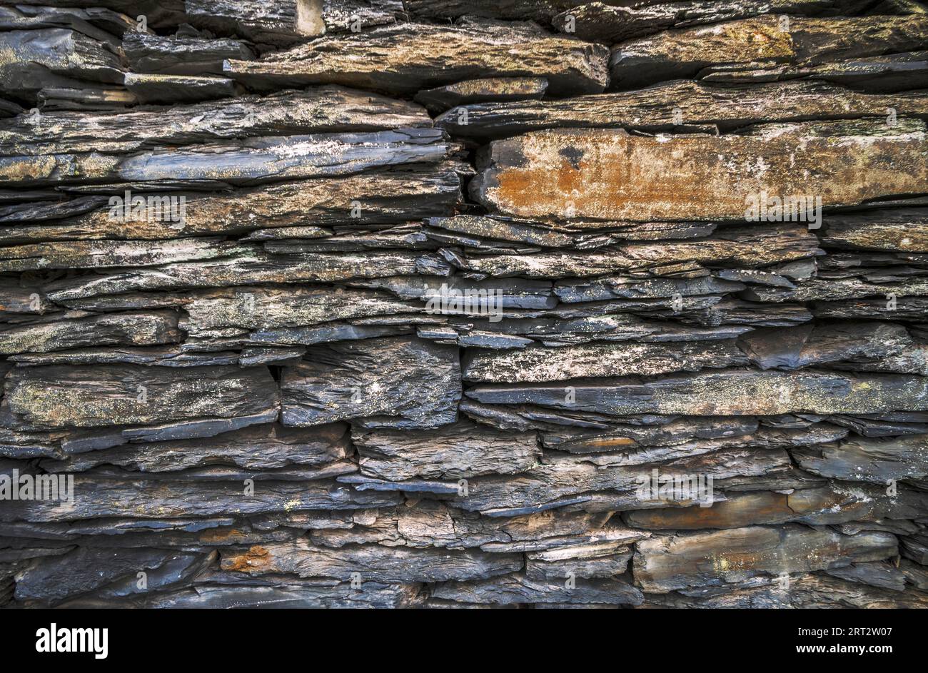 Structure and construction of a slate wall Stock Photo - Alamy