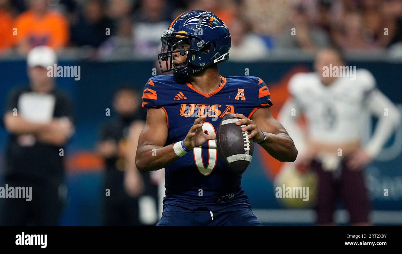 UTSA quarterback Frank Harris (0) looks to throw against Texas State ...