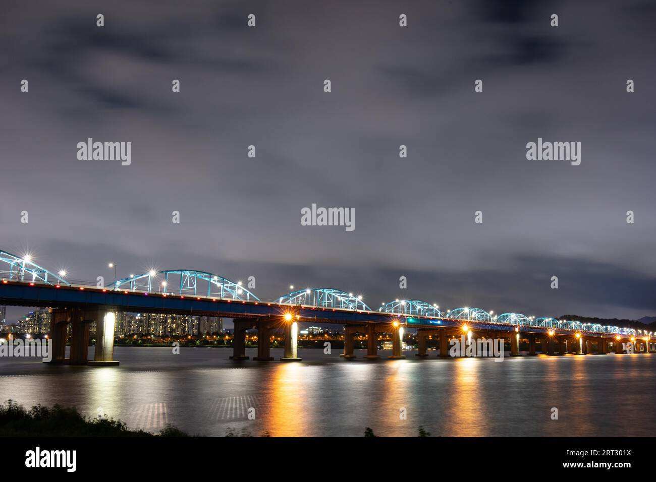 The iconic Dongjak Bridge crossing the Han River at dusk in Seoul ...