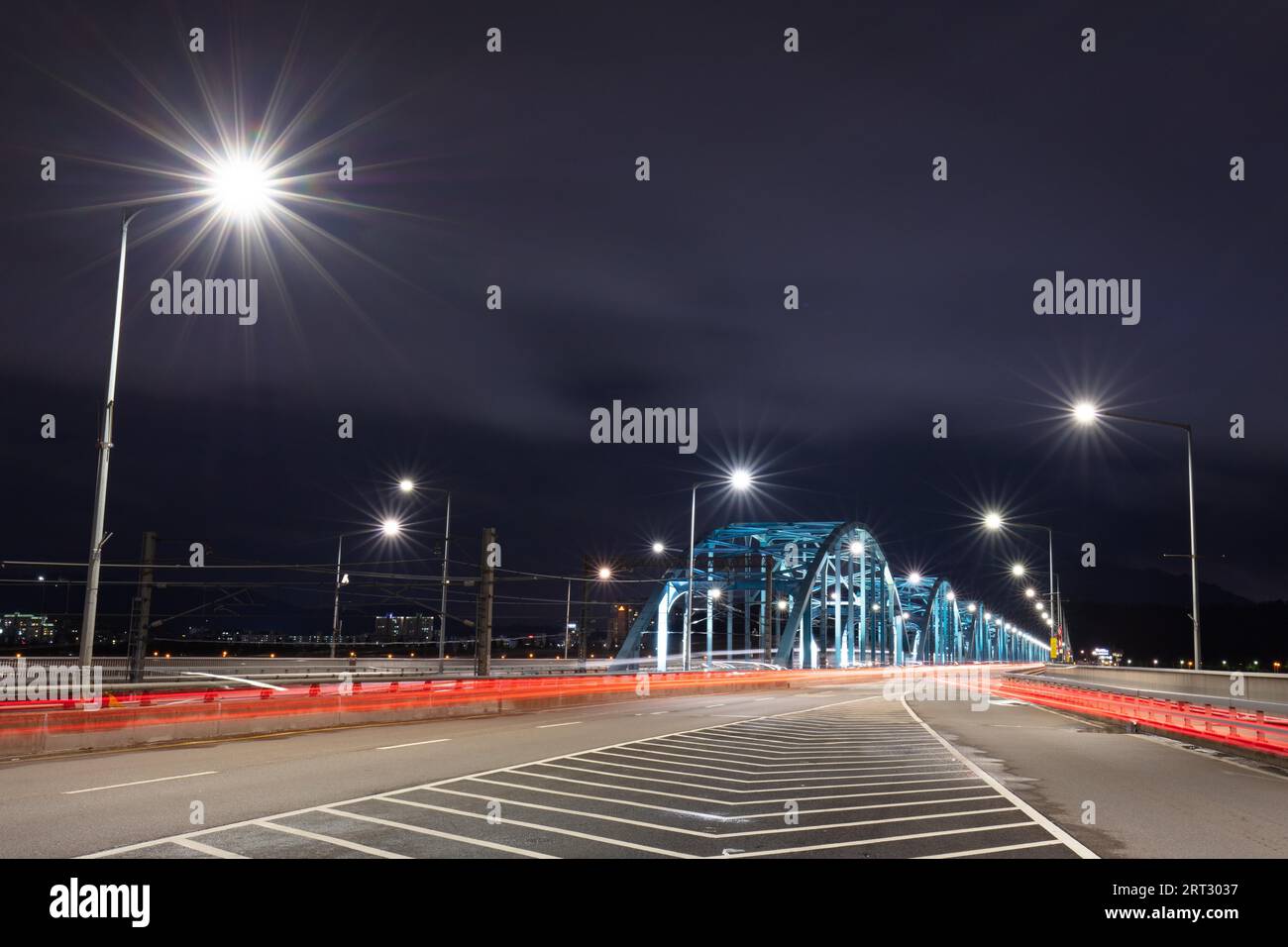 The iconic Dongjak Bridge crossing the Han River at dusk in Seoul ...
