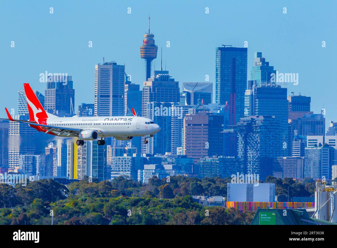 An aircraft descending to land at Sydney (Kingsford Smith) Airport in ...