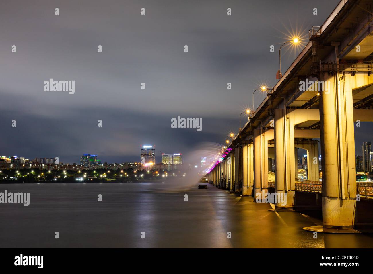 The famous Banpo Bridge is illuminated at night with water fountain ...