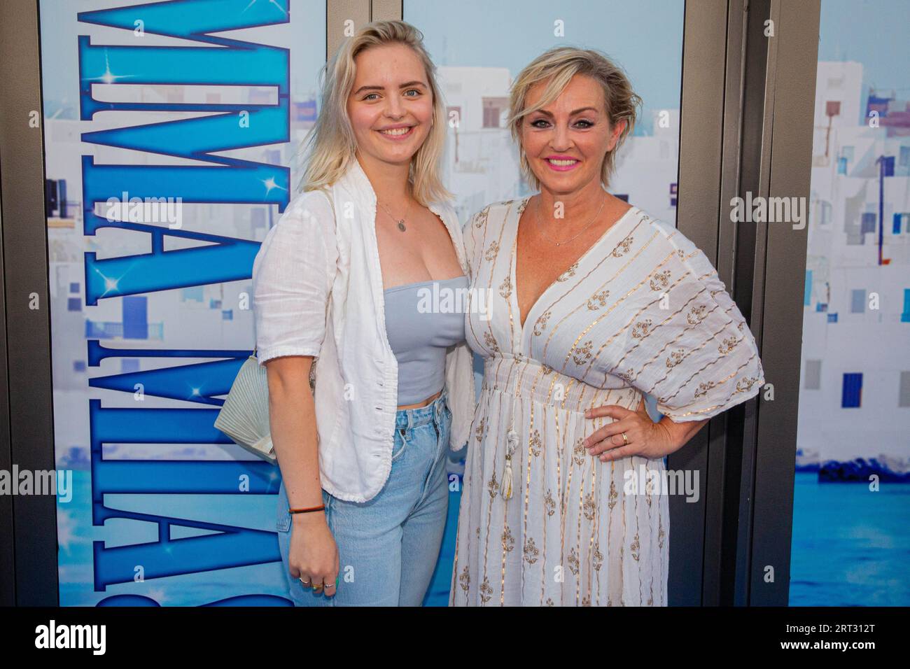AMSTERDAM - Lone van Roosendaal and daughter Puck on the blue carpet ...
