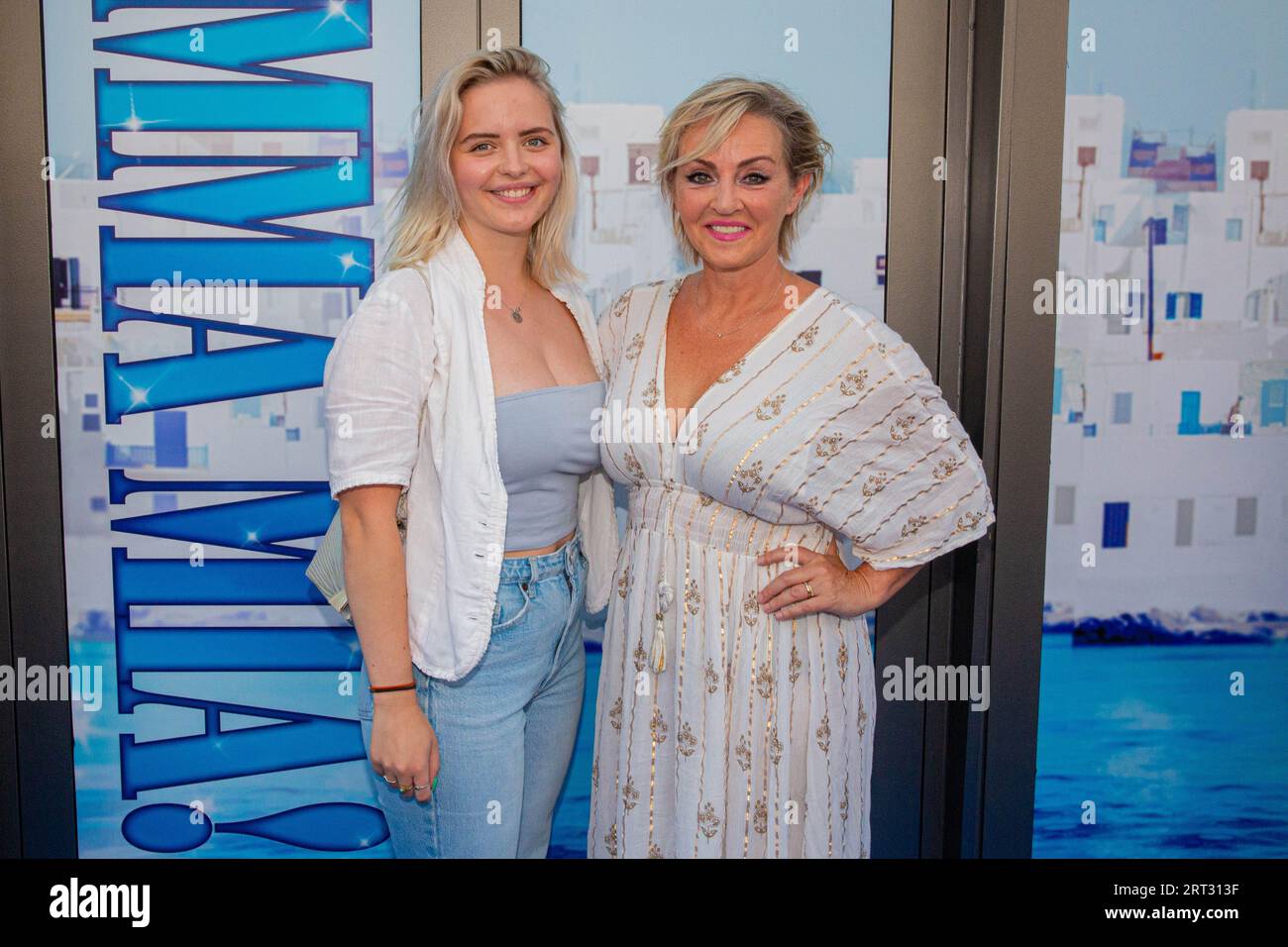 AMSTERDAM - Lone van Roosendaal and daughter Puck on the blue carpet ...