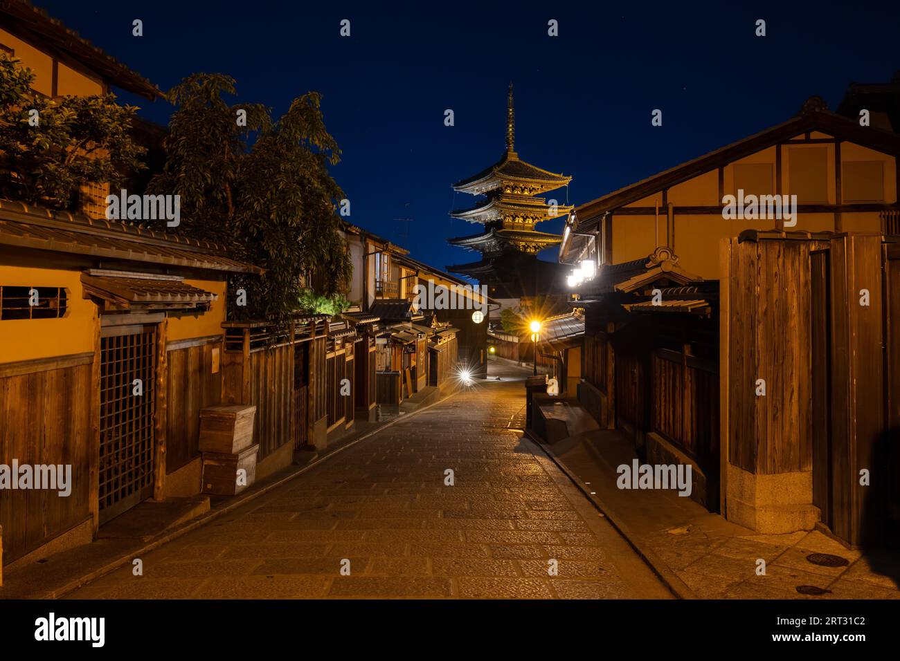 The famous view down Sannen Zaka Street in Higashiyama district in ...